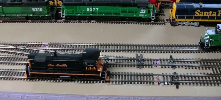 Demonstration of Keep-Alive Digital Command Controler decoder in an HO ...