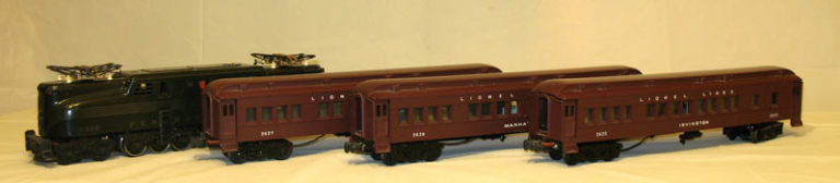 Lionel postwar GG1 and three passenger cars