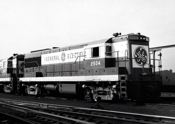 High-nose U25B demonstrator - Trains