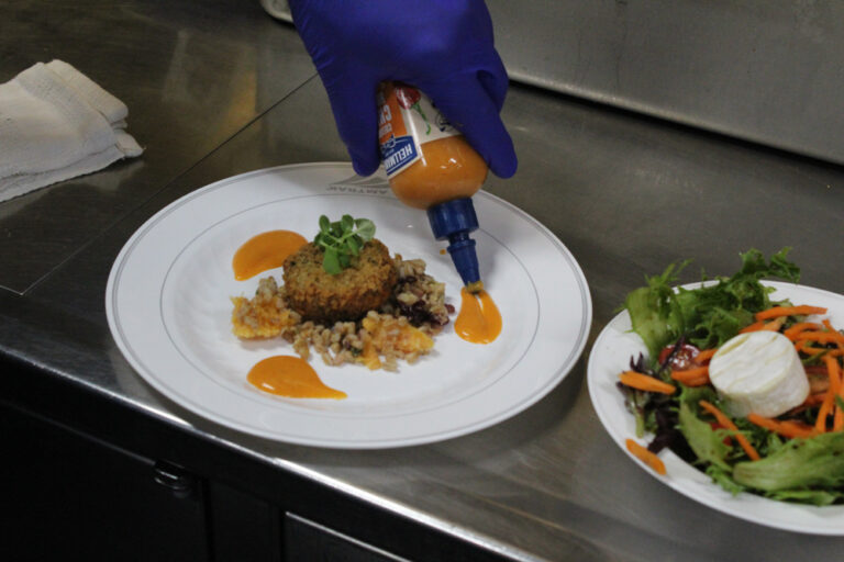 Review: Amtrak reinvents ‘traditional’ dining car meals - Trains