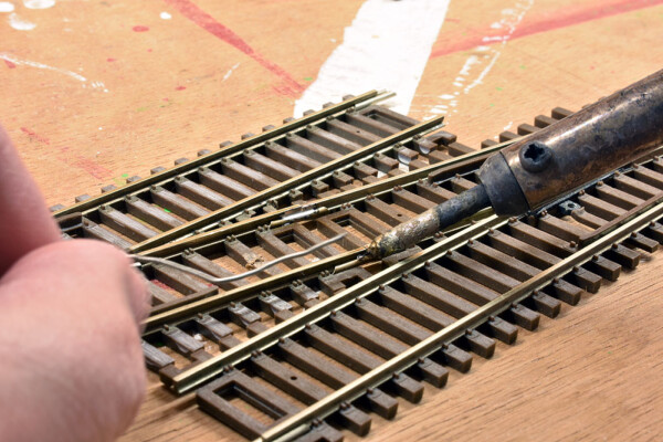 DCC wiring for a shelf layout - Trains
