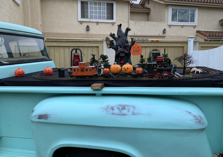 A fun, large-scale Halloween display - Trains