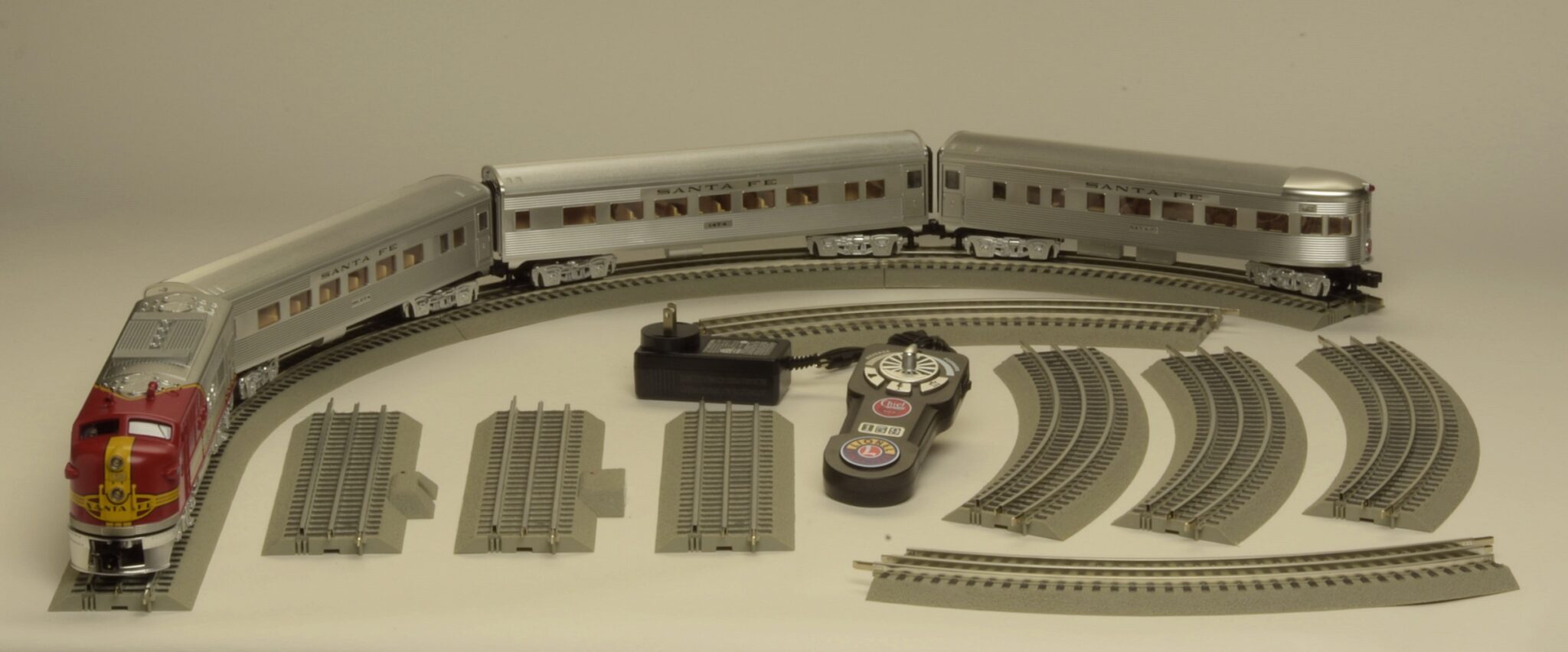 Review: Lionel Super Chief LionChief Santa Fe toy train set - Trains