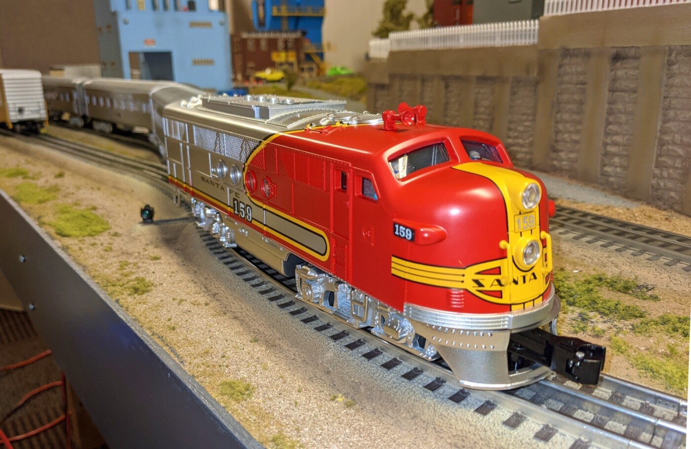 Review: Lionel Super Chief LionChief Santa Fe toy train set - Trains