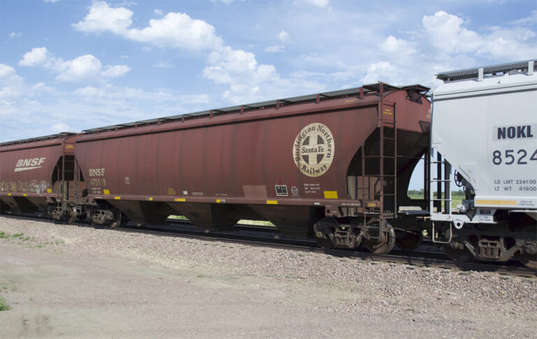 BNSF covered hopper variations - Trains