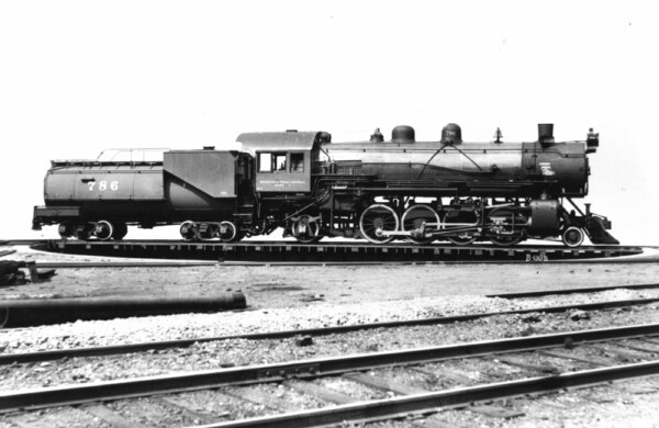 Why do Vanderbilt tenders have round tanks? - Trains