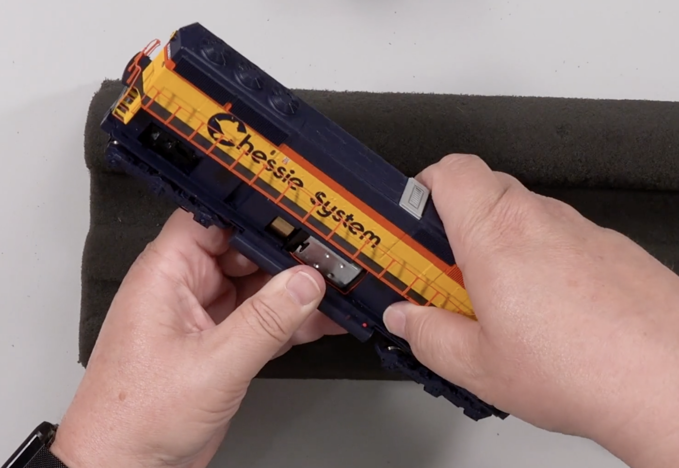 How to disassemble a locomotive in HO scale - Trains