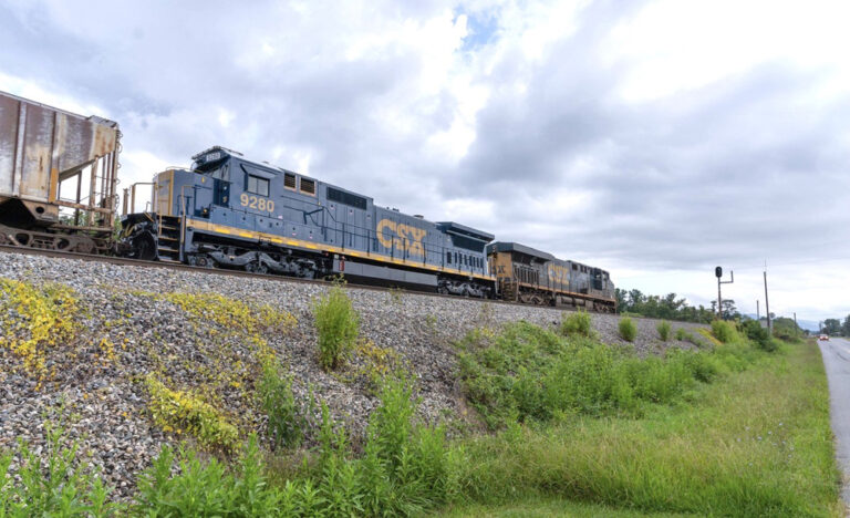 CSX rekindles its relationship with venerable Dash-8 locomotives - Trains