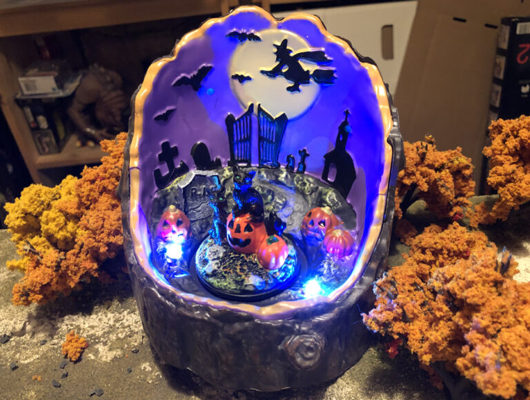 An easy Halloween project for your O gauge railroad - Trains