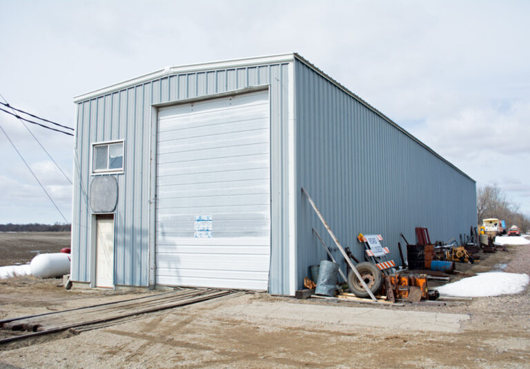 Model an enginehouse scene - Trains