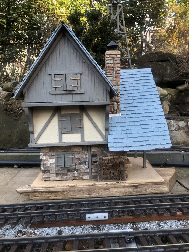 Build a small cottage for your railway - Trains