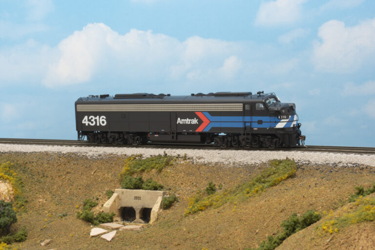 Rapido Electro-Motive Division E8 Amtrak No. 4316 - Trains