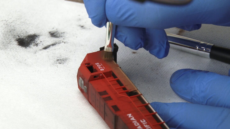 Weathering N scale locomotives - Trains