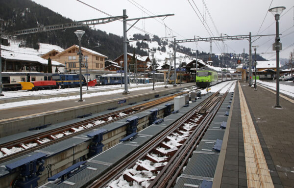 Swiss gauge-changing Panoramic Express debuts on Golden Pass route - Trains