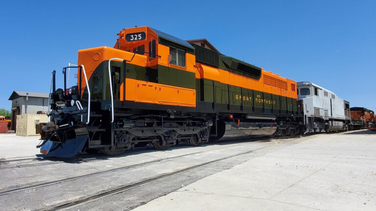 Repainting of Great Northern SDP40 completed - Trains