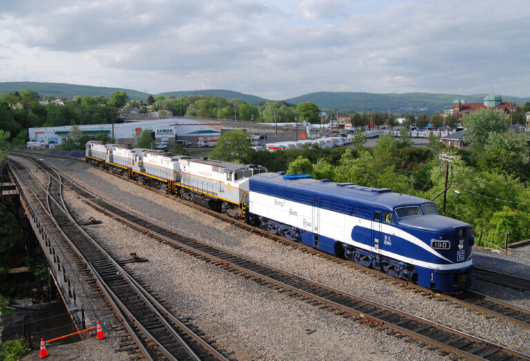 News photos: A PA arrives in Pa. (updated) - Trains