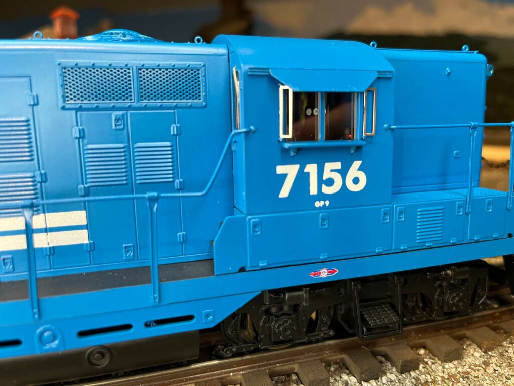 Checking out the 3rd Rail GP9 locomotive - Trains