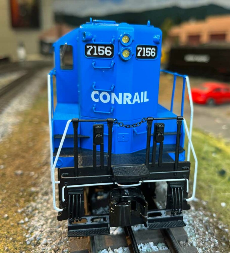 Checking out the 3rd Rail GP9 locomotive - Trains