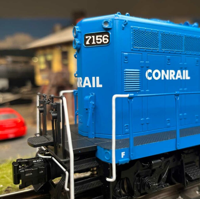 Checking out the 3rd Rail GP9 locomotive - Trains