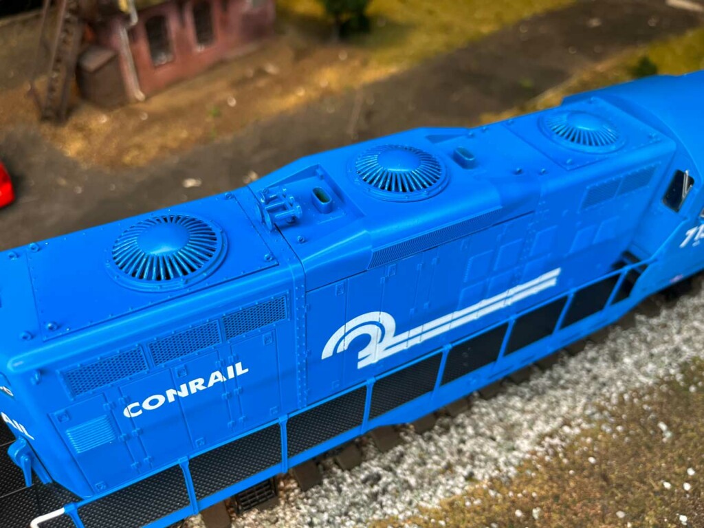 Checking out the 3rd Rail GP9 locomotive - Trains