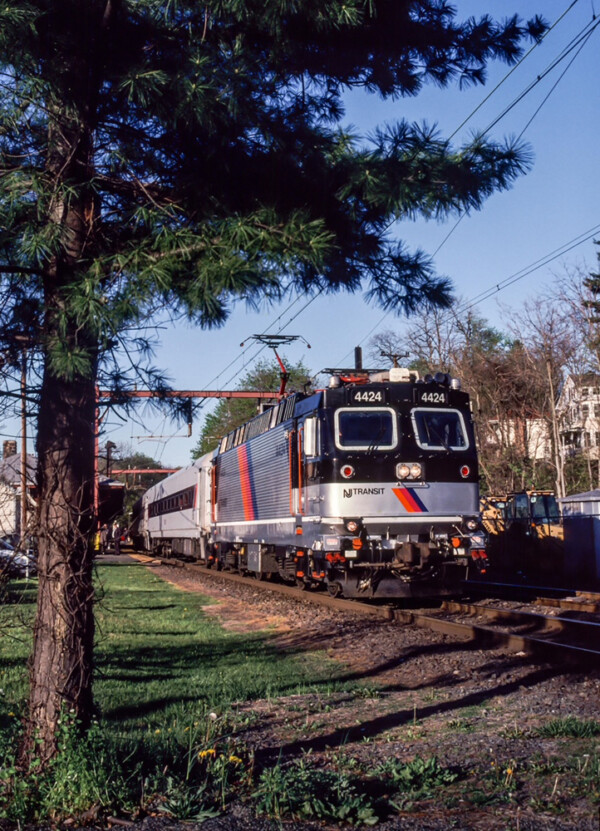 NJ Transit donates ALP-44 locomotive to New Jersey preservation group ...
