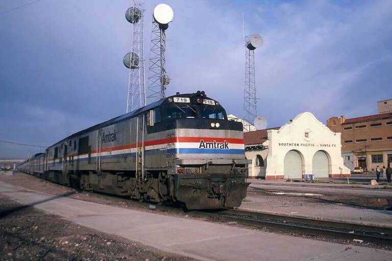 Early Amtrak GE Locomotives - Trains