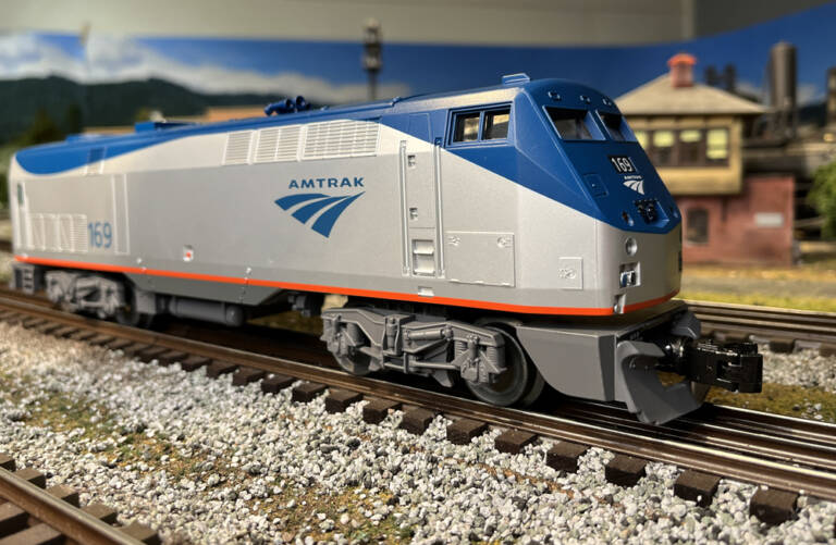 Lionel Amtrak P42 locomotive with Amfleet passenger cars - Trains