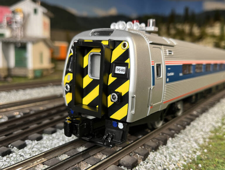 Lionel Amtrak P42 locomotive with Amfleet passenger cars - Trains