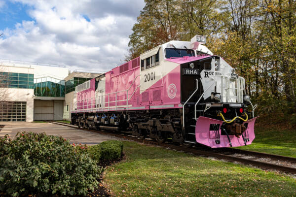 Wabtec unveils first production FLXdrive battery heavy-haul locomotive ...