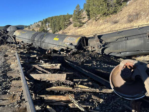 BNSF train derails west of Denver, blocking Zephyr route (corrected ...