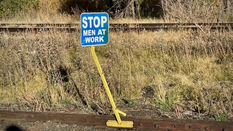 Blue flags save lives - Trains