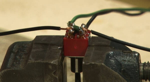 Wiring a DPDT power reversing switch - Trains