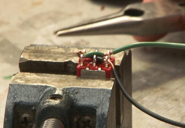 Wiring a DPDT power reversing switch - Trains