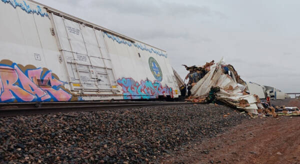 BNSF train derails in Arizona - Trains