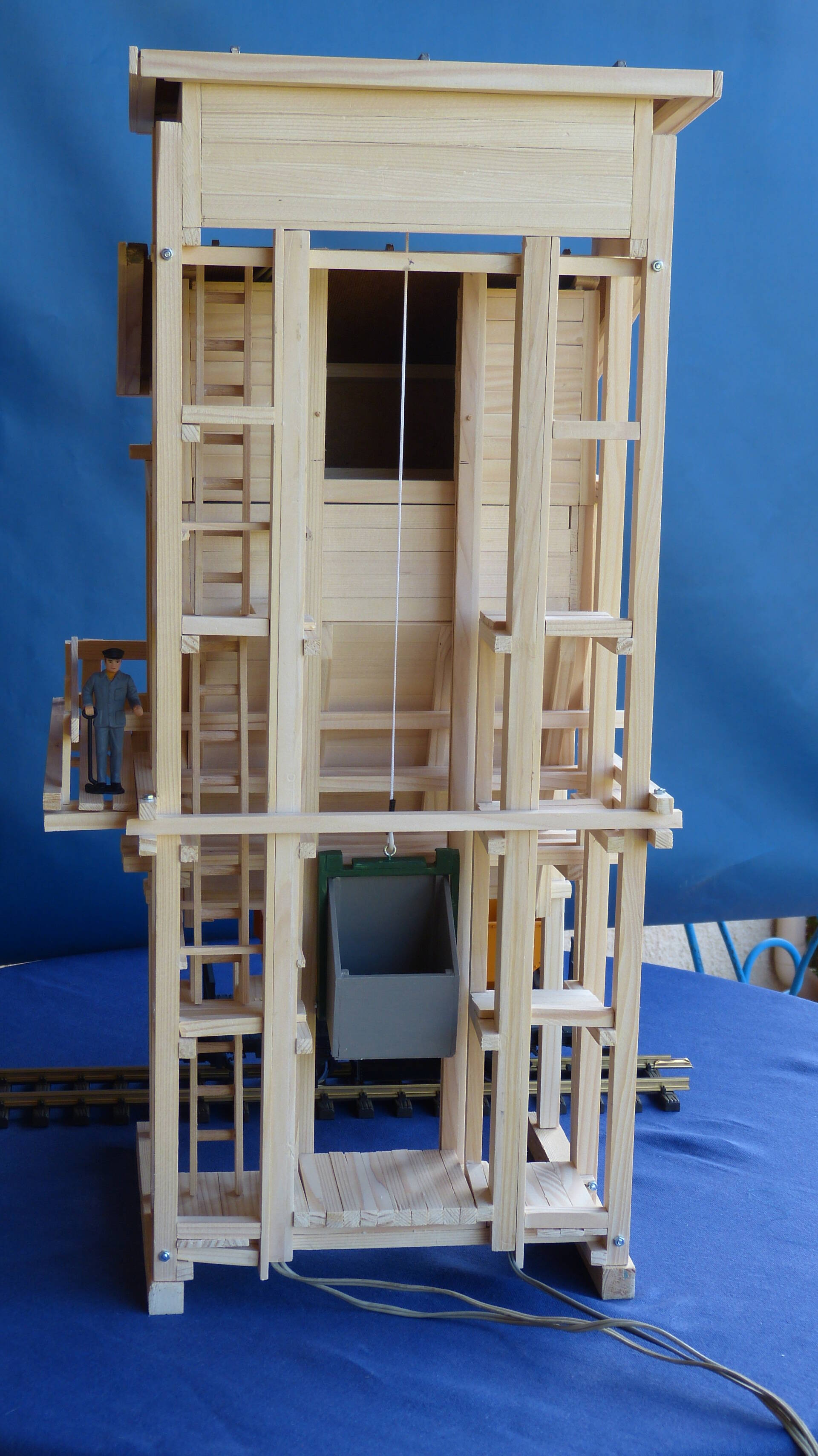 Scratchbuild an operating coal tower - Trains