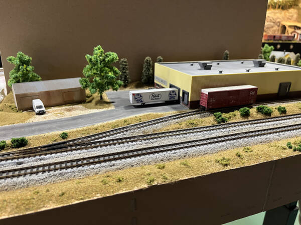 T-TRAK Project Part 7: Gravel, ground foam, and static grass - Trains