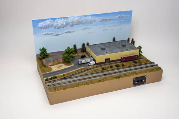 T-TRAK Project Part 8: Ballast, backdrops, and a riverbed - Trains