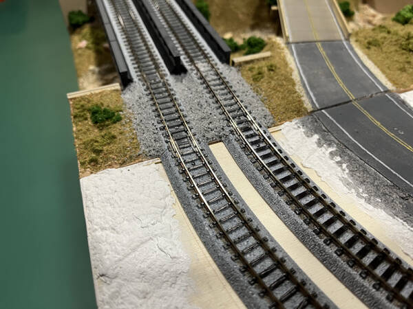 T-TRAK Project Part 8: Ballast, backdrops, and a riverbed - Trains