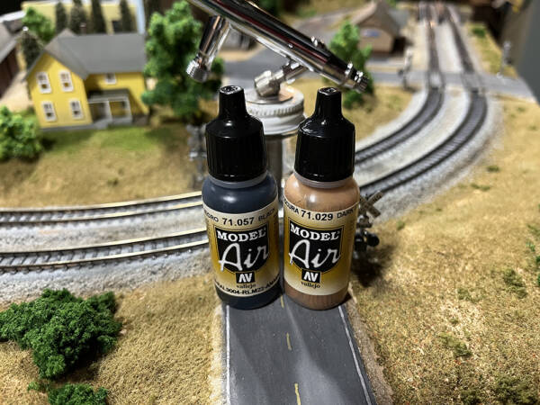 T-TRAK Project Part 8: Ballast, backdrops, and a riverbed - Trains