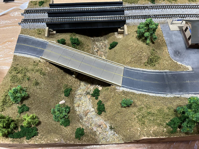 T-TRAK Project Part 8: Ballast, backdrops, and a riverbed - Trains
