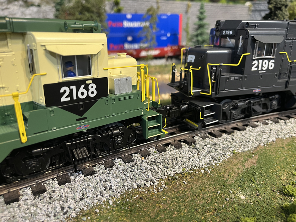 Lionel Legacy GP30 - Trains