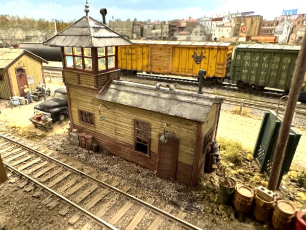 Build a yard office with an HO Atlas elevated gate tower - Trains