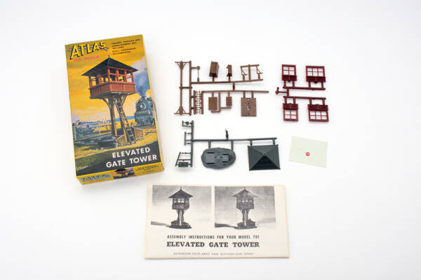 Build a yard office with an HO Atlas elevated gate tower - Trains