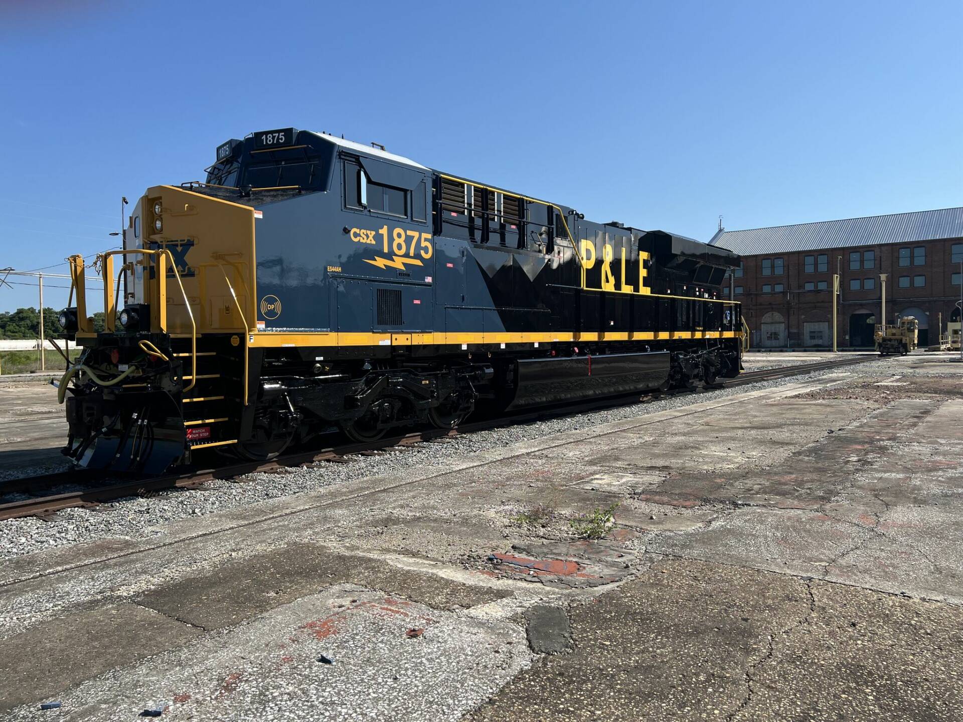 Pittsburgh & Lake Erie heritage locomotive emerges from CSX’s Waycross paint shop - Trains