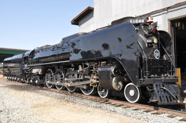 Taking pride in the fleet: Cleaning a Union Pacific steam locomotive ...