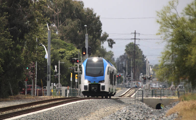 Metrolink introduces ‘smart crossing’ technology at Orange County grade ...