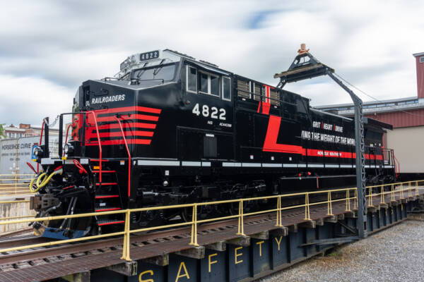 Newest Norfolk Southern paint scheme salutes its railroaders - Trains