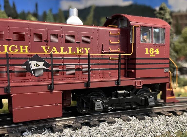 Lionel Legacy Alco S2 switcher - Trains