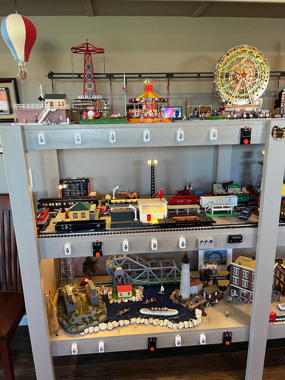 Build a multi-level shelf layout - Trains