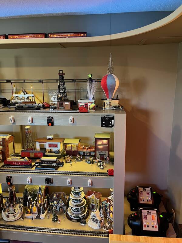 Build a multi-level shelf layout - Trains